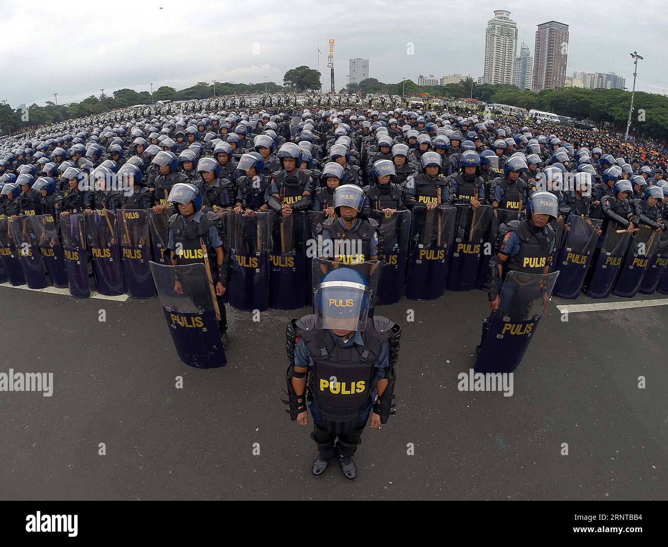 (171105) -- MANILA, Nov. 5, 2017 -- Uniformed personnel attend the send ...