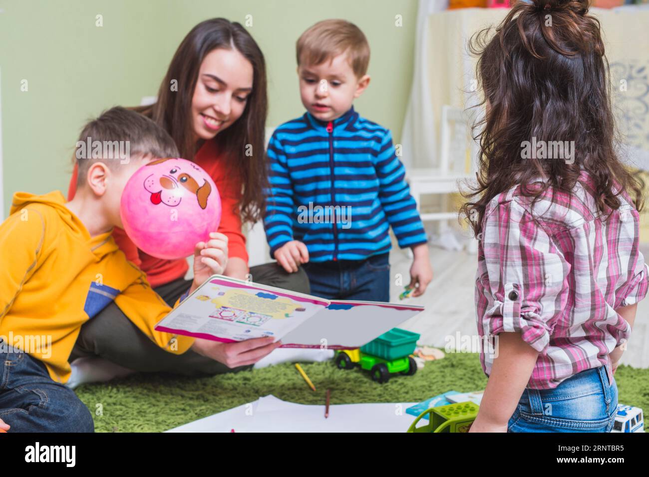Woman reading stories children Stock Photo - Alamy