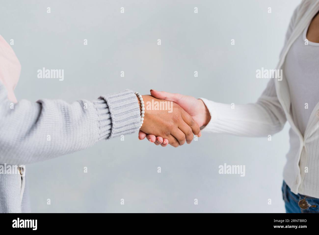 Greet greeting handshake hi-res stock photography and images - Alamy