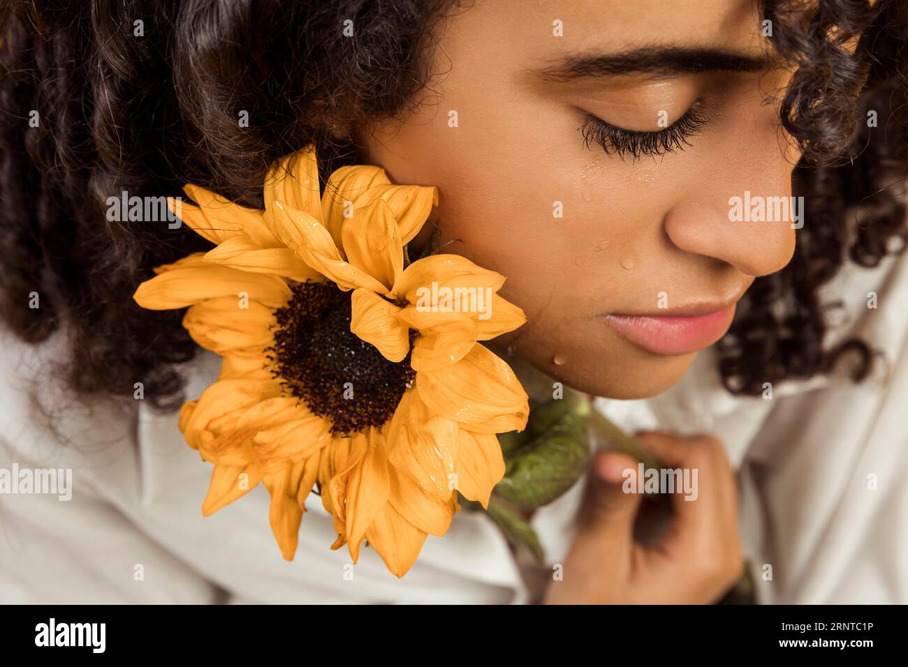 Weeping woman hi-res stock photography and images - Alamy