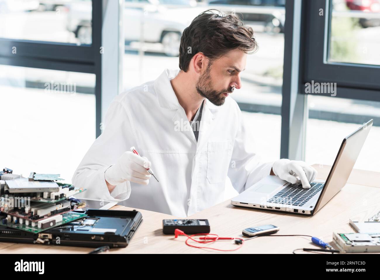 Mechanic using laptop car hi-res stock photography and images - Alamy