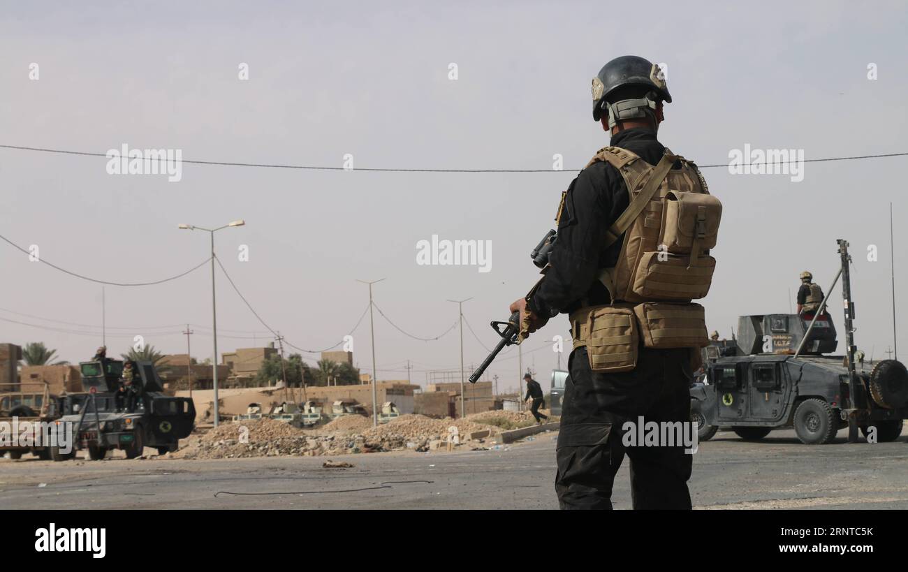 (171105) -- AL-QAIM (IRAQ), Nov. 5, 2017 () -- Iraqi soldiers keep on ...