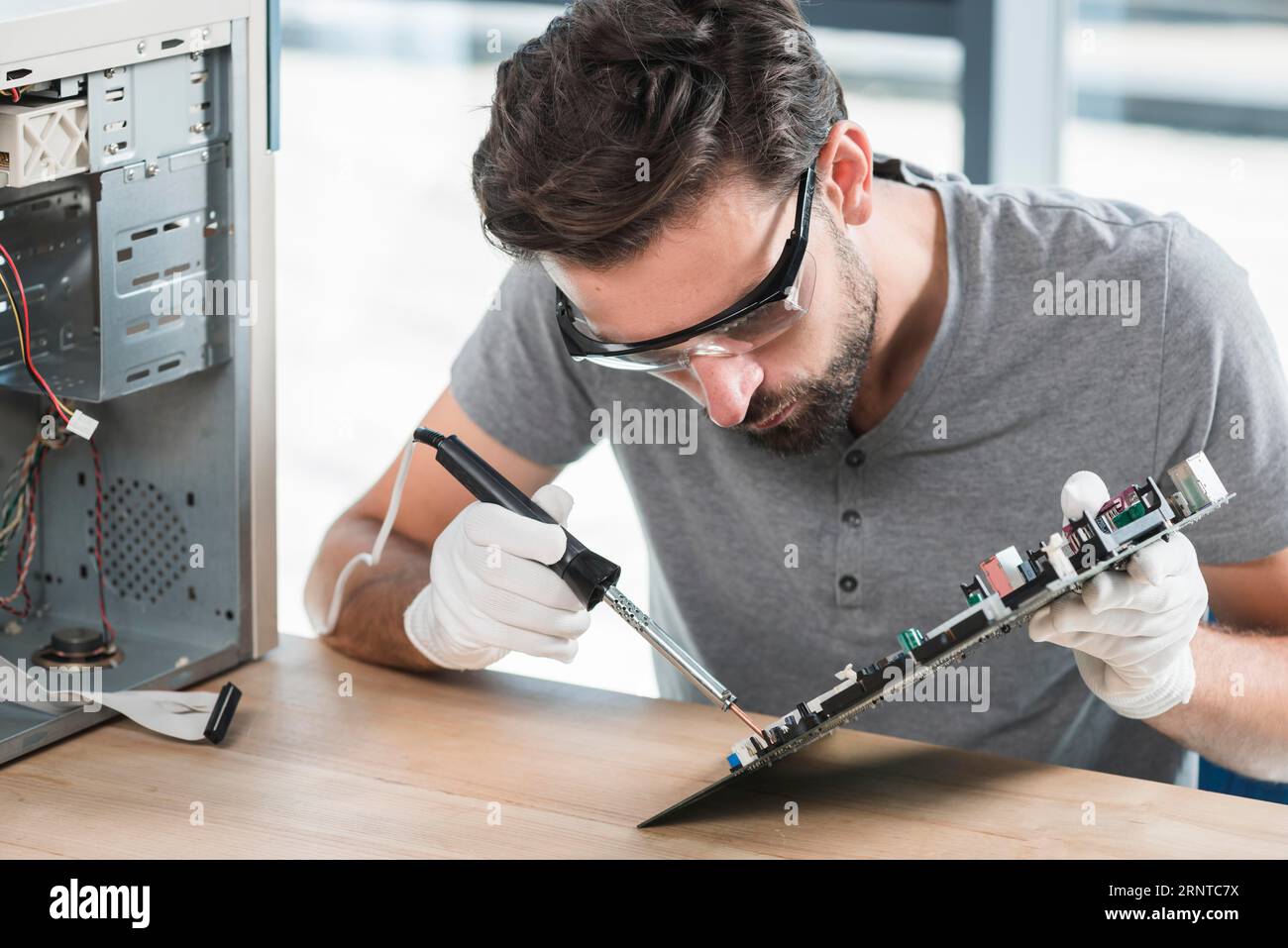 Man soldering hi-res stock photography and images - Alamy