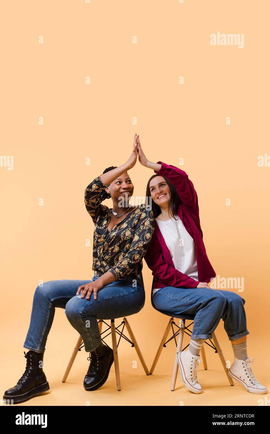 Friends high fiving hi-res stock photography and images - Alamy