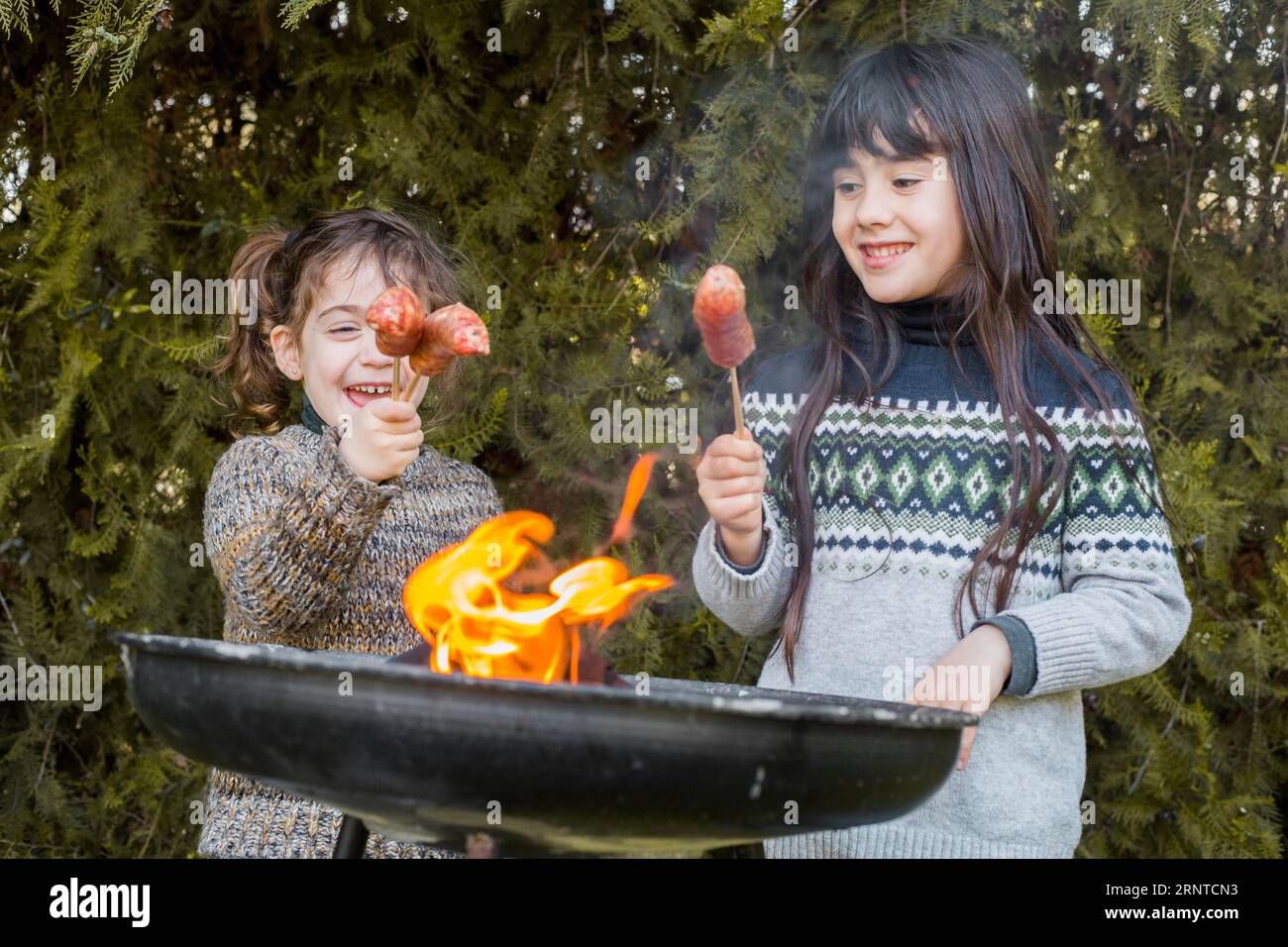 Two blonde girls hi-res stock photography and images - Alamy