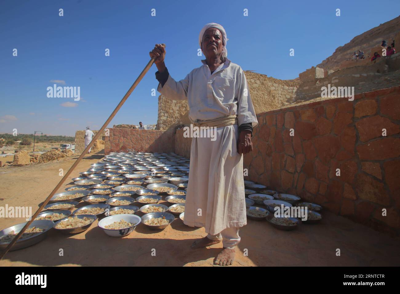 (171106) -- SIWA, Nov. 6, 2017 -- An Egyptian man prepares traditional ...