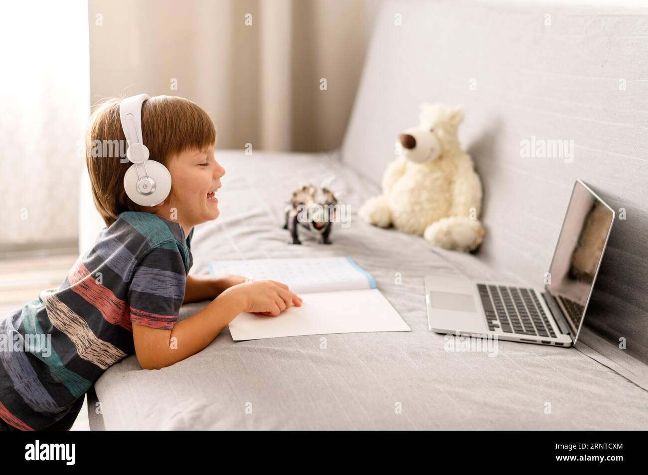 Child interactions hi-res stock photography and images - Alamy
