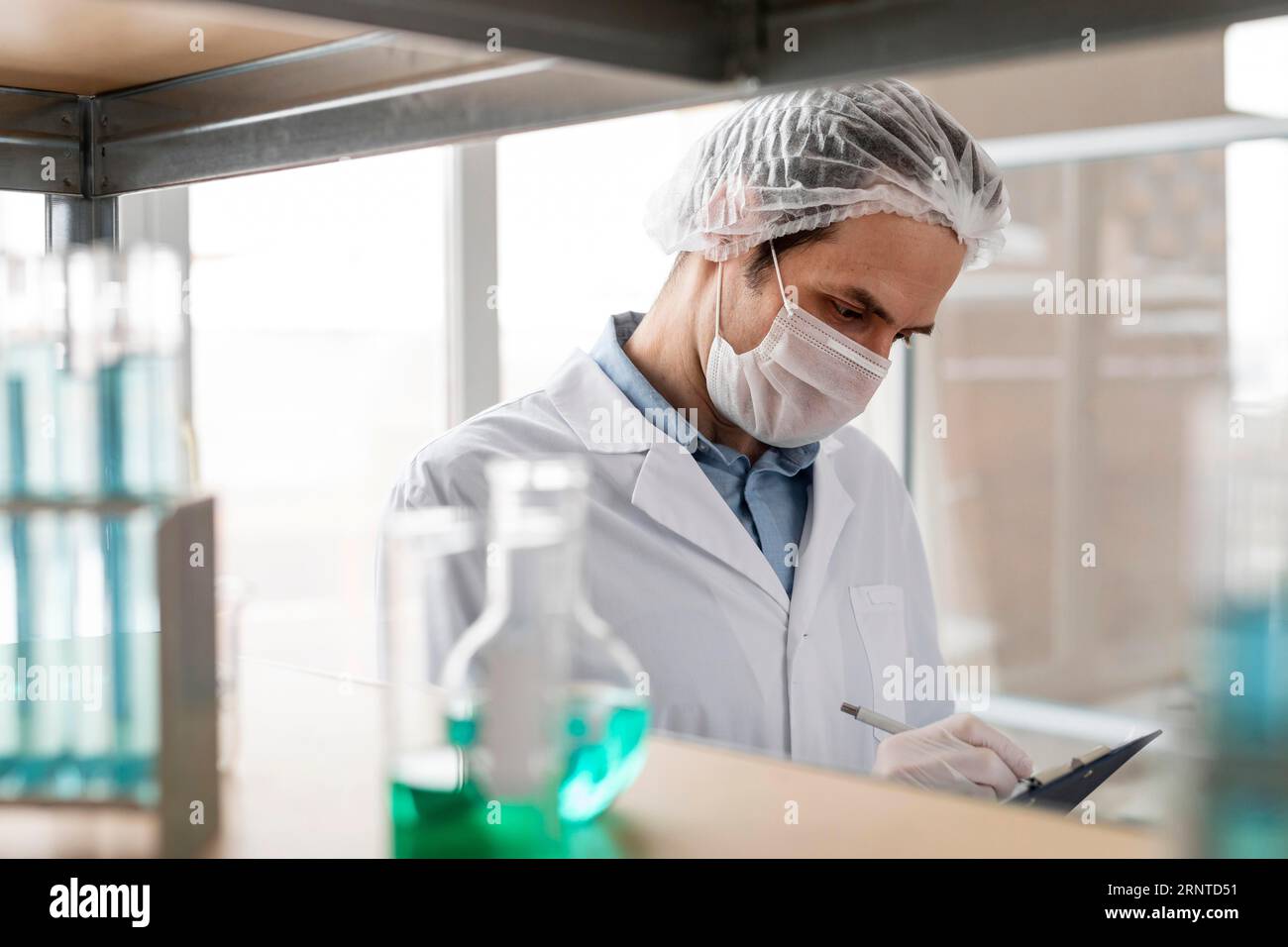 Scientist taking notes hi-res stock photography and images - Alamy