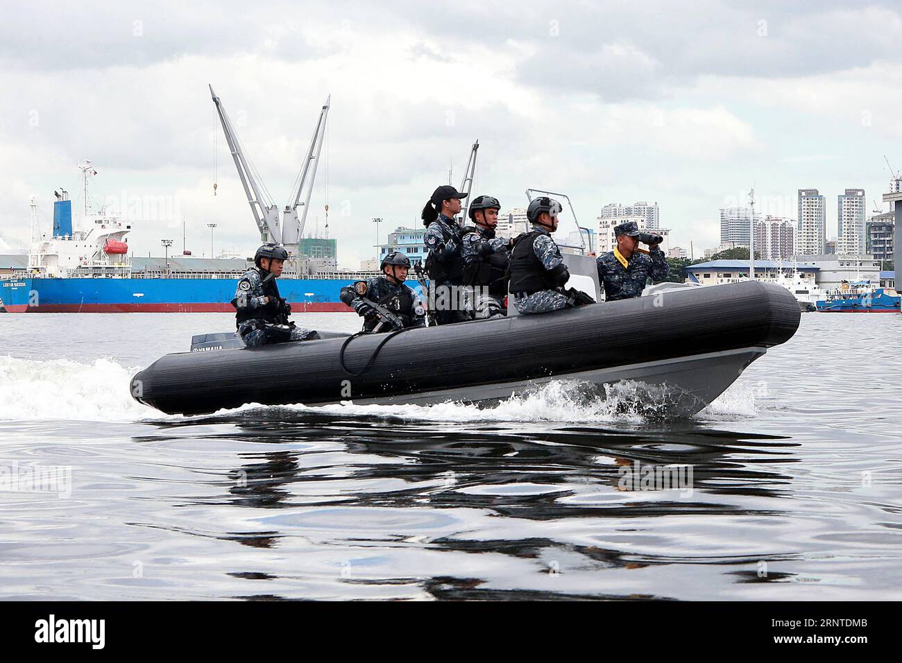 (171107) -- MANILA, Nov. 7, 2017 -- Members of the Philippine Coast ...