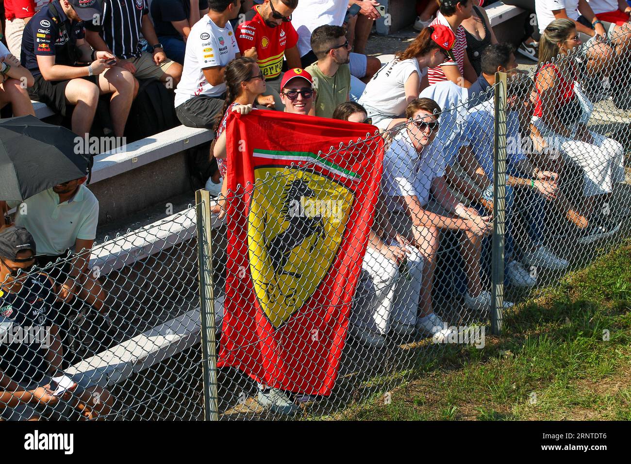 F1 cars on turn hi-res stock photography and images - Alamy