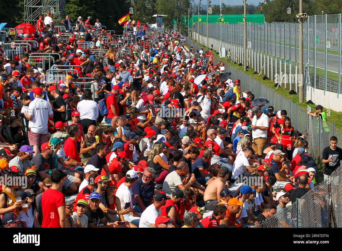 F1 cars on turn hi-res stock photography and images - Alamy