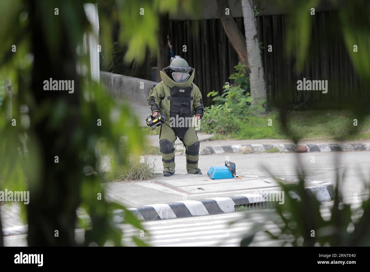 Member explosive ordnance disposal eod hi-res stock photography and ...