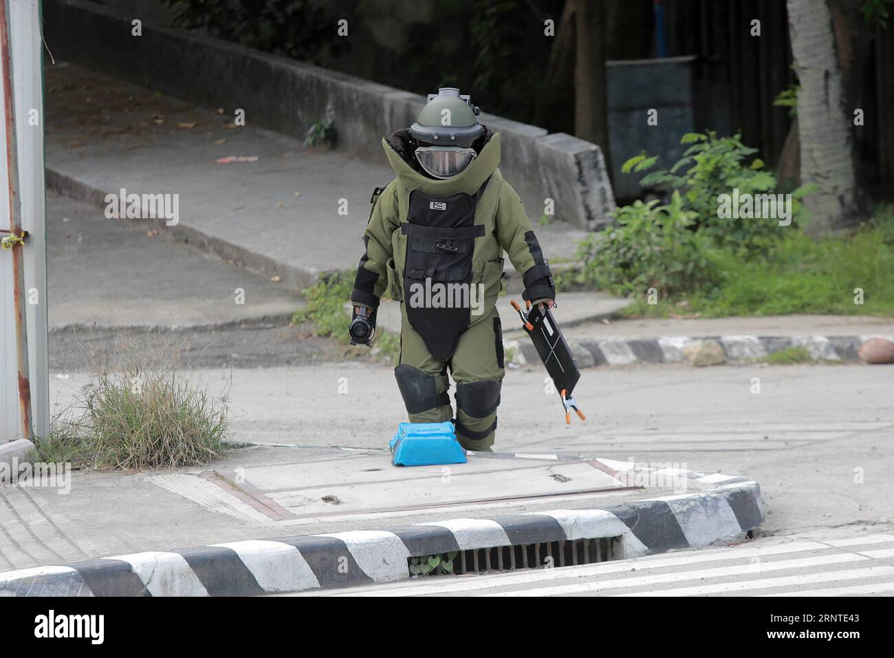 (171107) -- PASAY CITY, Nov. 7, 2017 -- A member of the Philippine ...