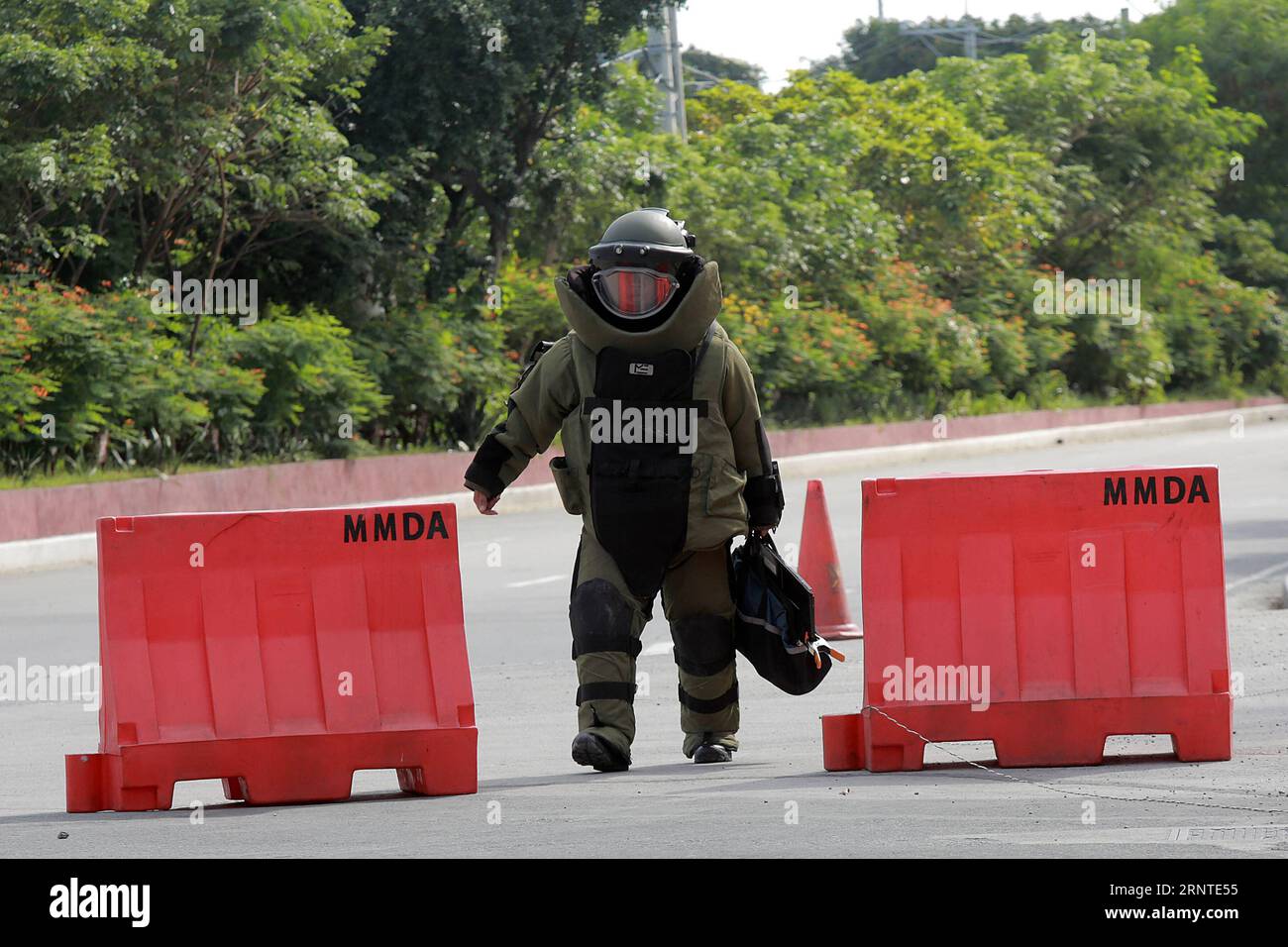 (171107) -- PASAY CITY, Nov. 7, 2017 -- A member of the Philippine ...