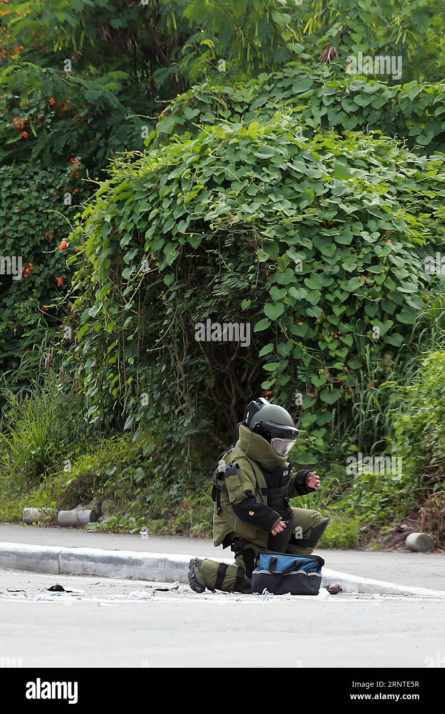 Member explosive ordnance disposal eod hi-res stock photography and ...