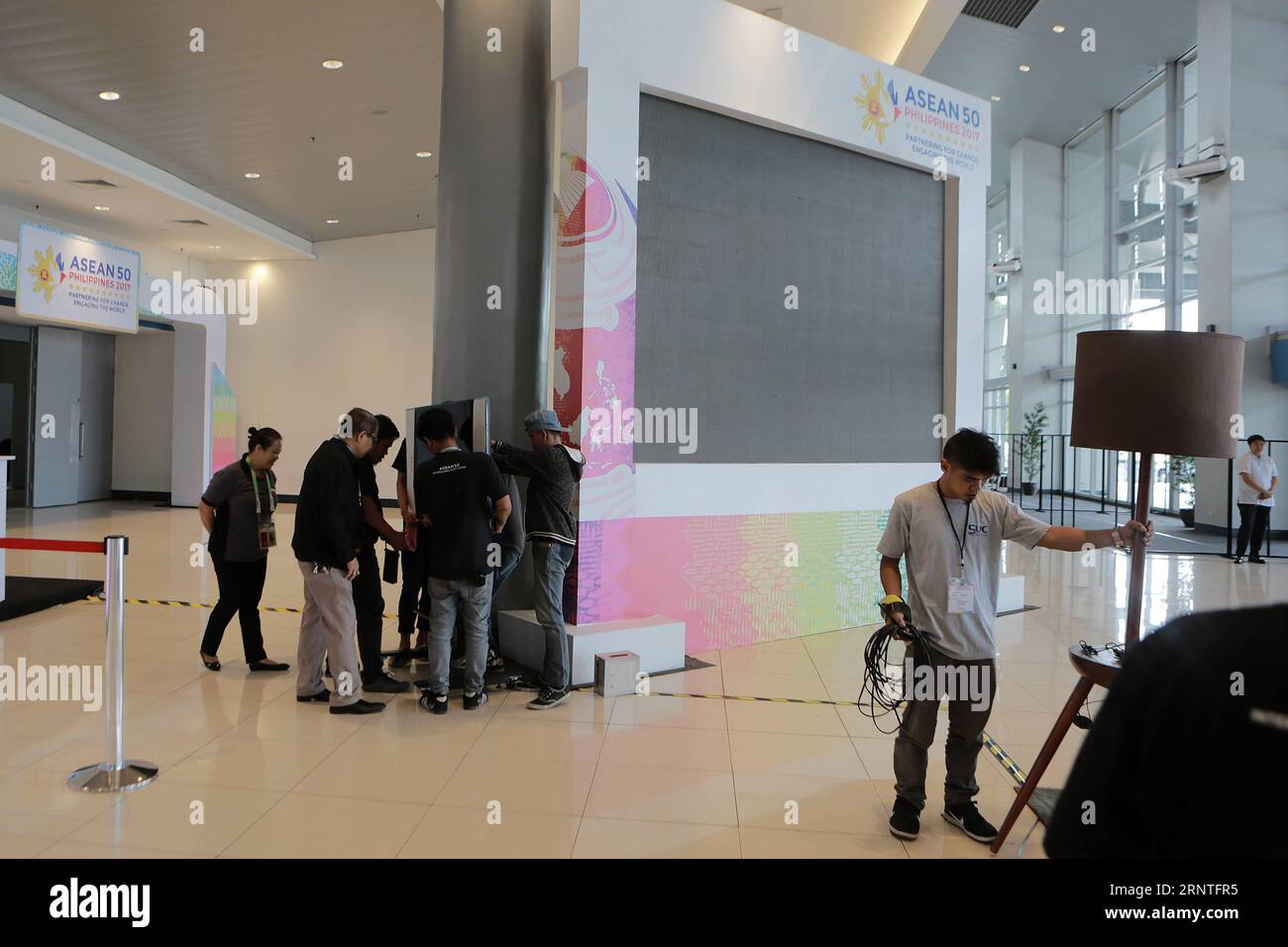 (171109) -- PASAY CITY, Nov. 9, 2017 -- Workers install the electronic ...
