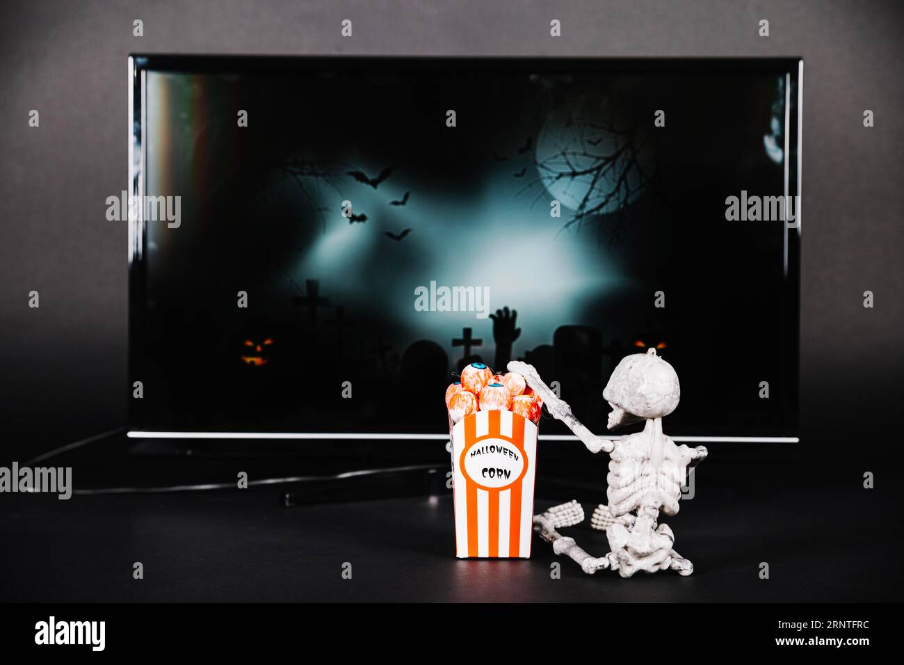 Popcorn television hi-res stock photography and images - Alamy