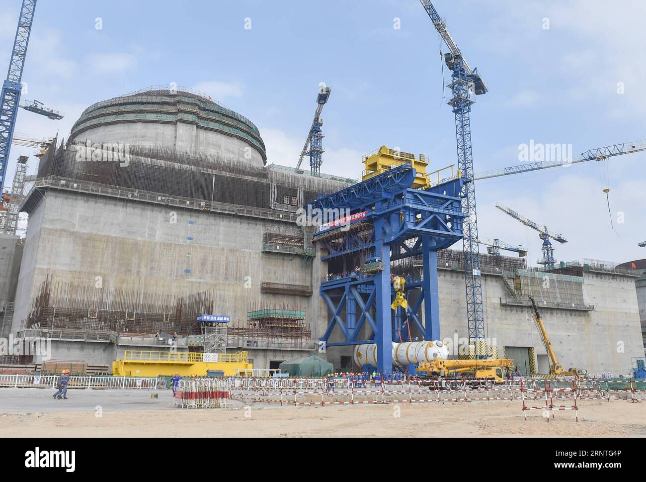 (171109) -- FUZHOU, Nov. 9, 2017 -- Staff members prepare to lift the ...