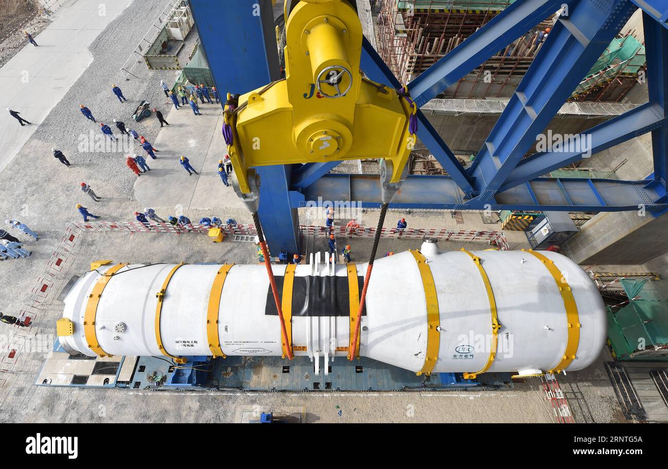 (171109) -- FUZHOU, Nov. 9, 2017 -- Staff members prepare to lift the ...