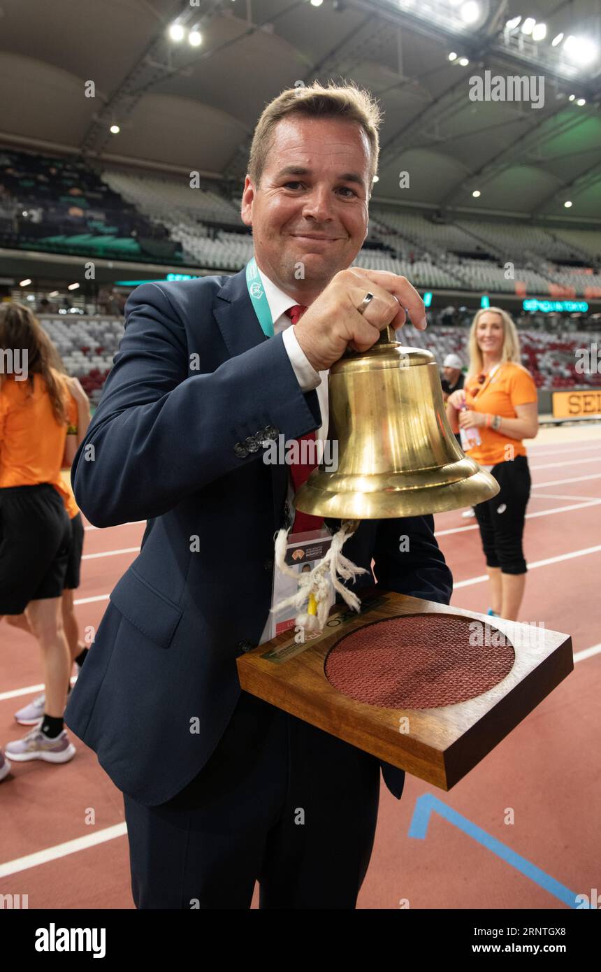 Balazs Nemeth, CEO of the Local Organising Committee rings the last lap ...