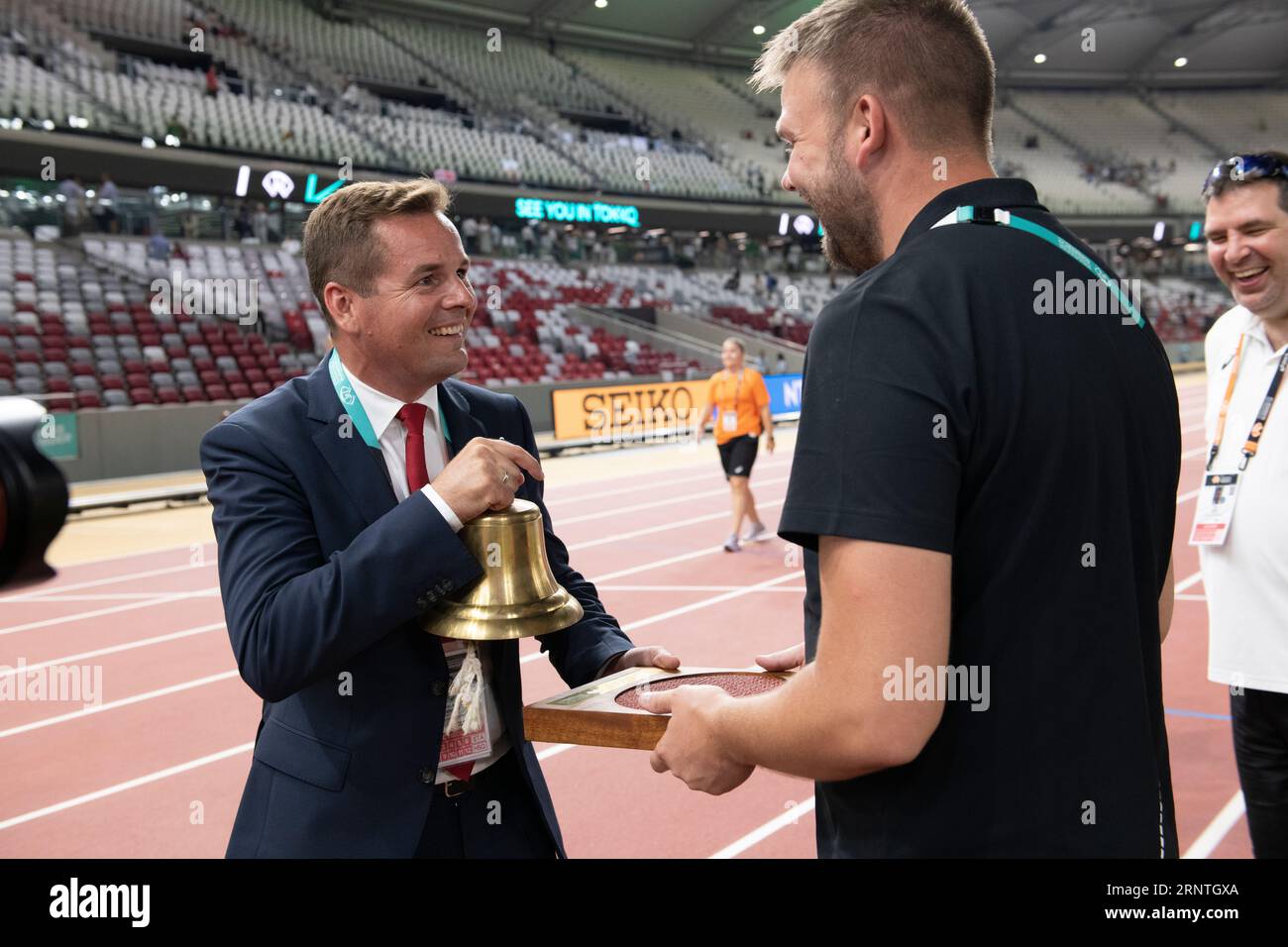 Balazs Nemeth, CEO of the Local Organising Committee rings the last lap ...