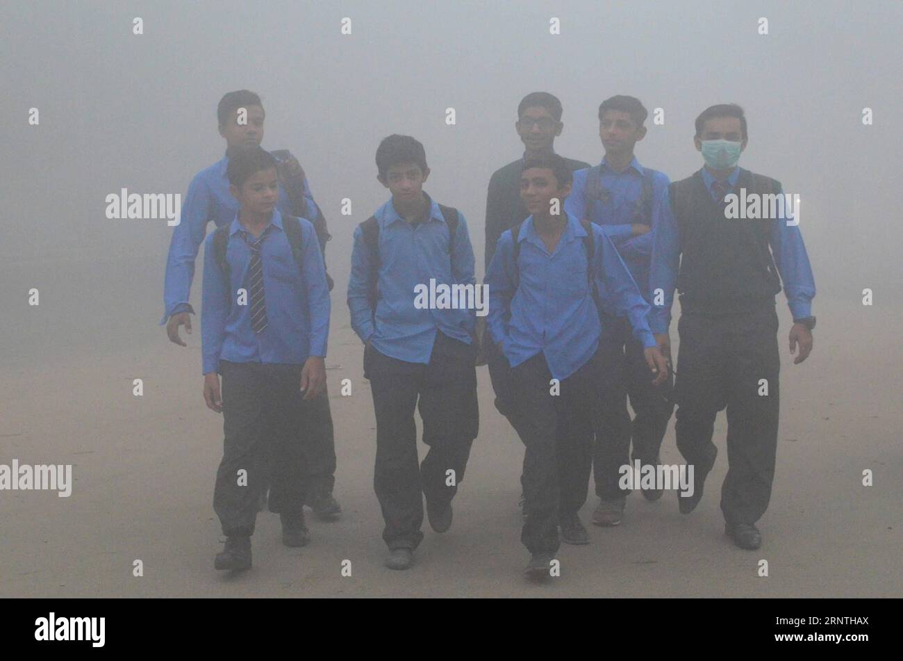 (171110) -- LAHORE, Nov. 10, 2017 -- Students walk on a street in heavy ...