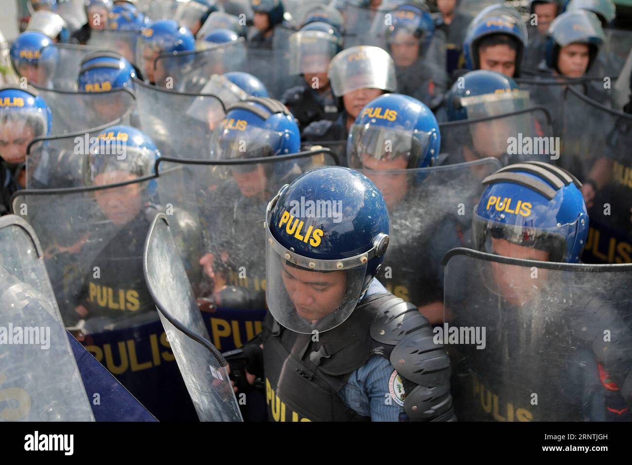 (171111) -- MANILA, Nov. 11, 2017 -- Members of the Civil Disturbance ...