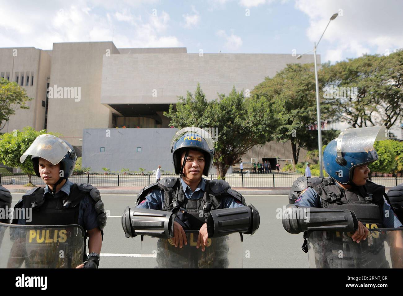 (171111) -- MANILA, Nov. 11, 2017 -- Members of the Civil Disturbance ...