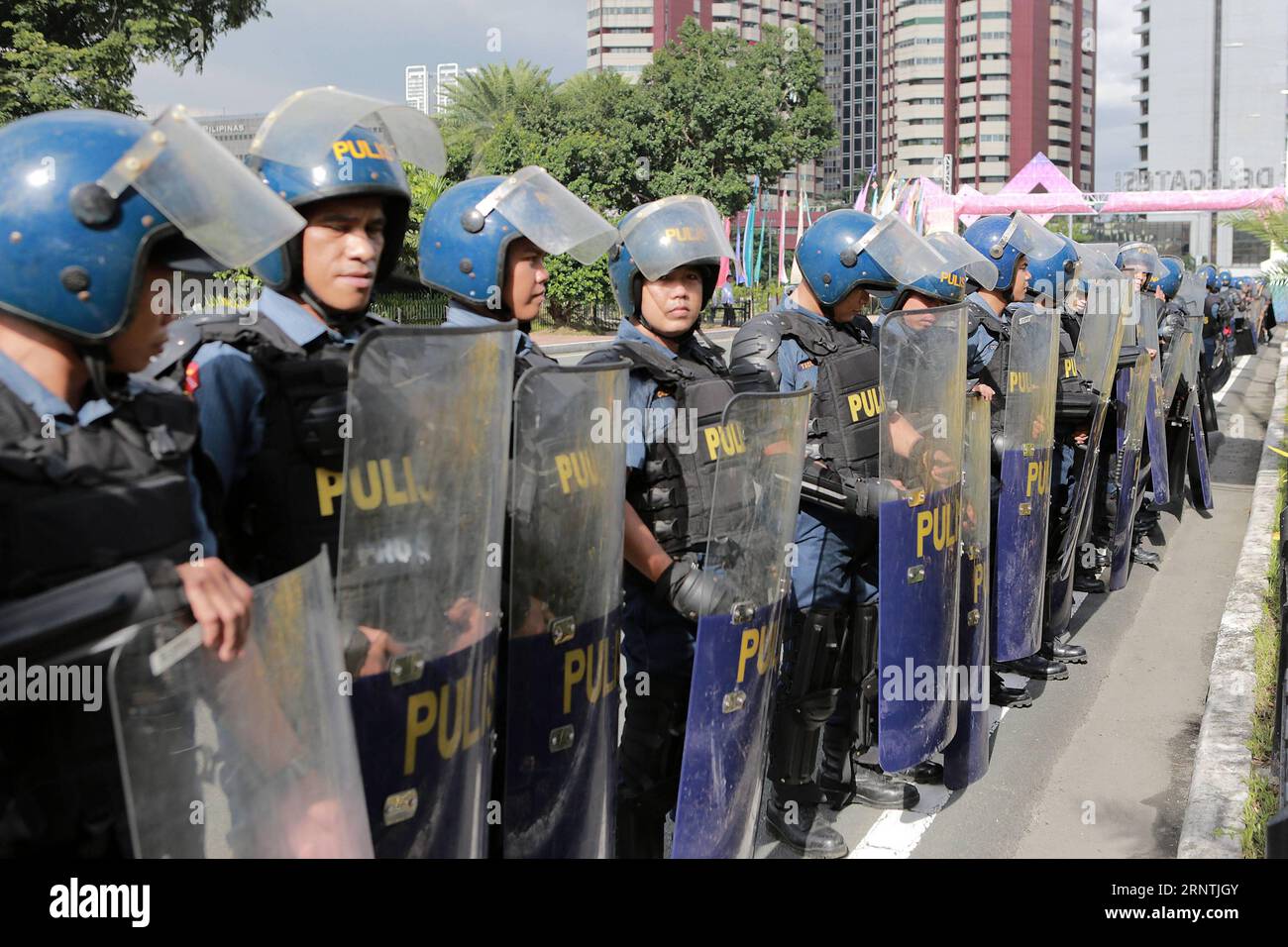 (171111) -- MANILA, Nov. 11, 2017 -- Members of the Civil Disturbance ...