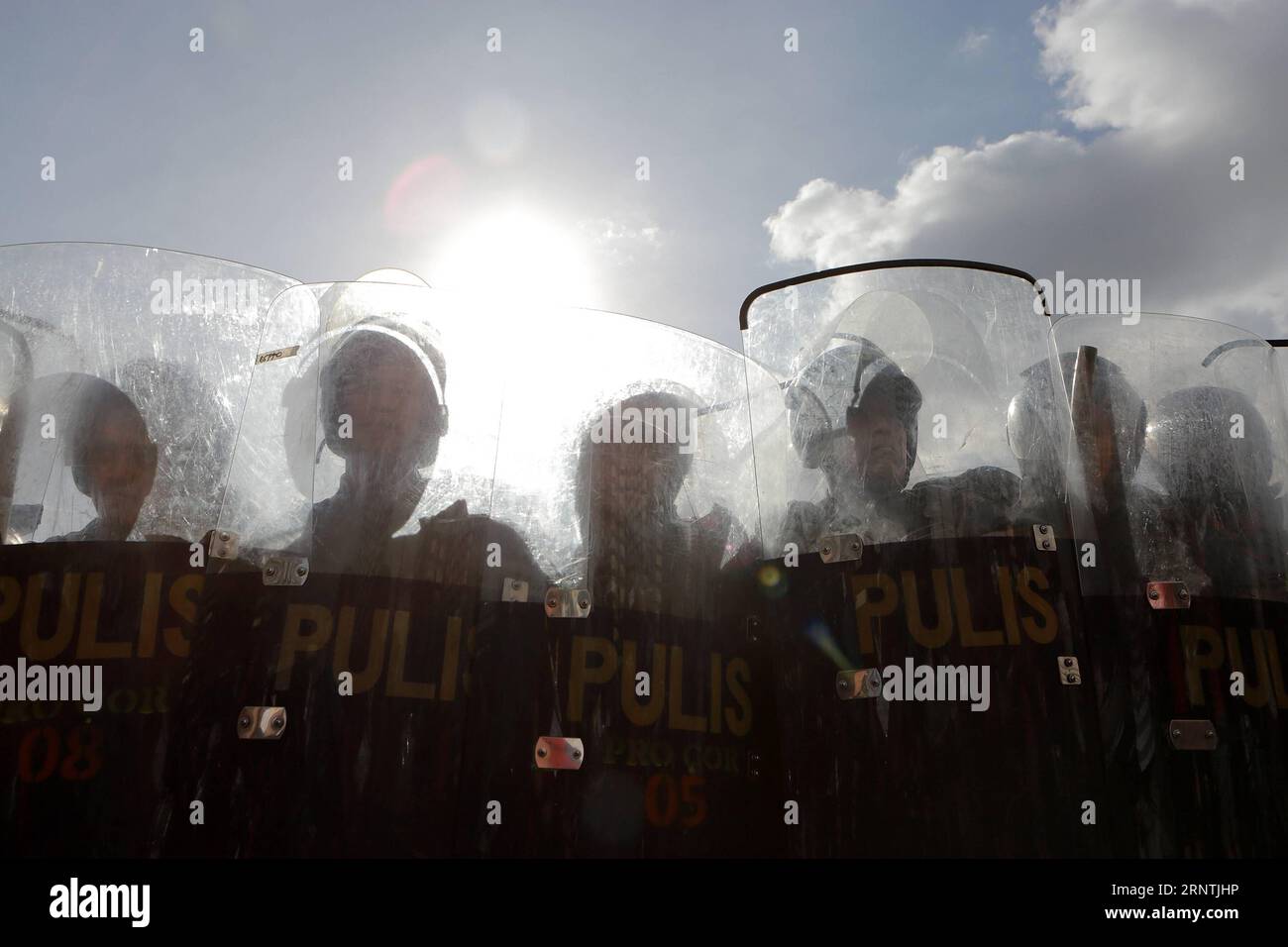 (171111) -- MANILA, Nov. 11, 2017 -- Members of the Civil Disturbance ...