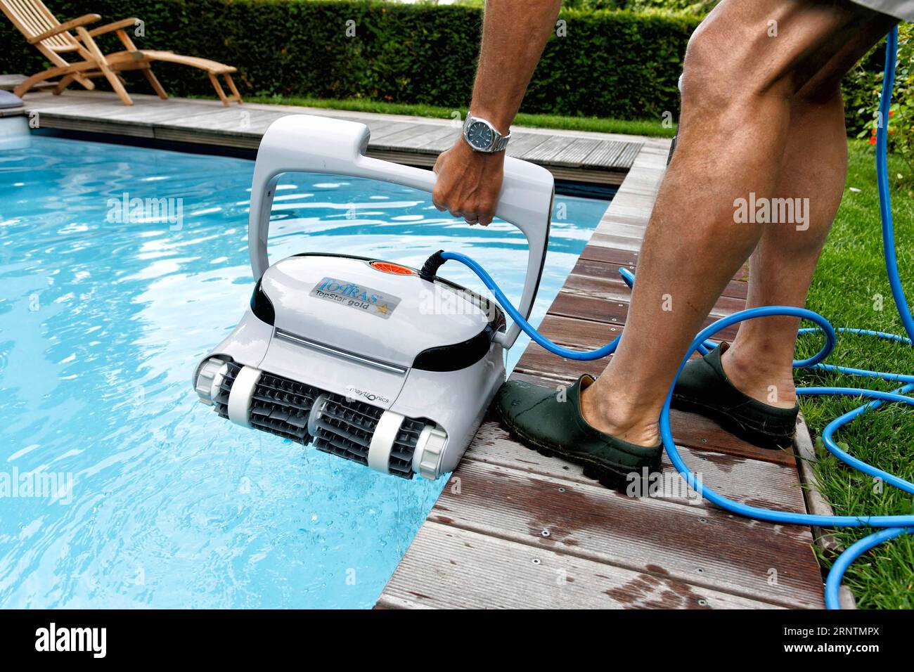 Cleaning robot ensures clear water and cleanliness in private swimming ...