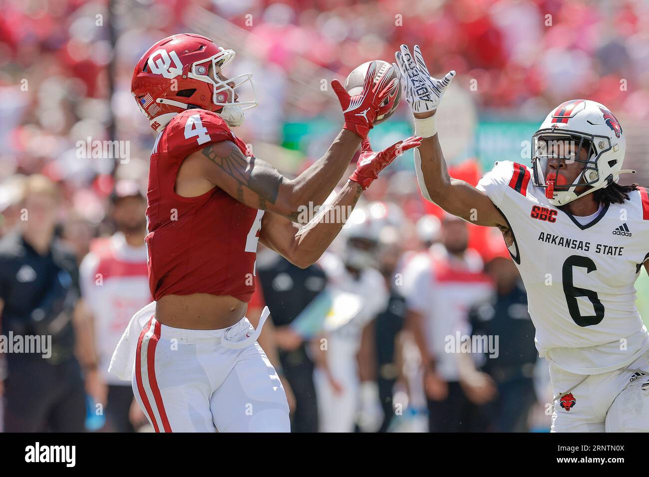 Oklahoma wide receiver Nic Anderson (4) makes a catch for a touchdown ...