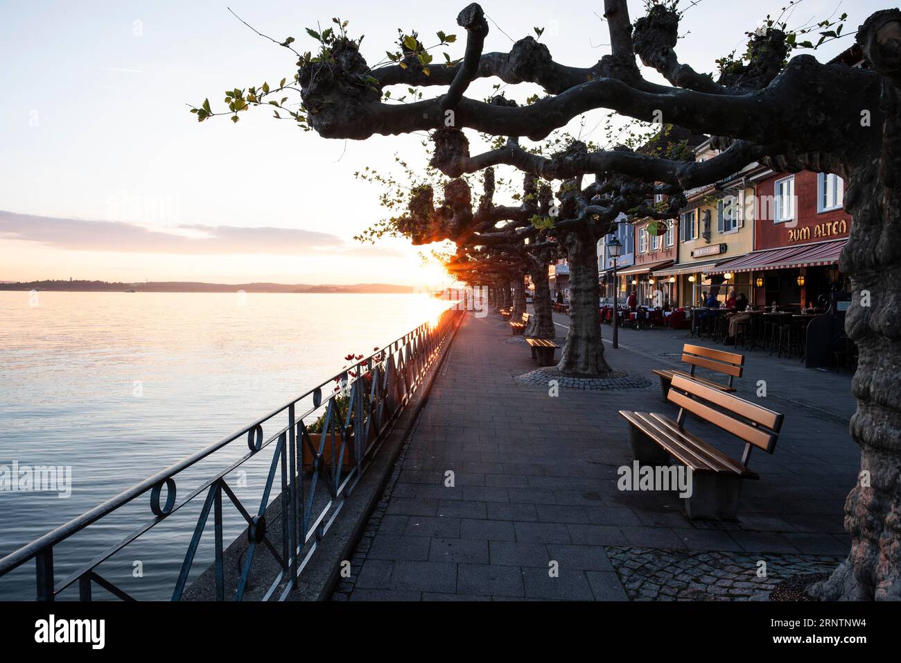 Sunset on the lakeside promenade in Meersburg on Lake Constance ...