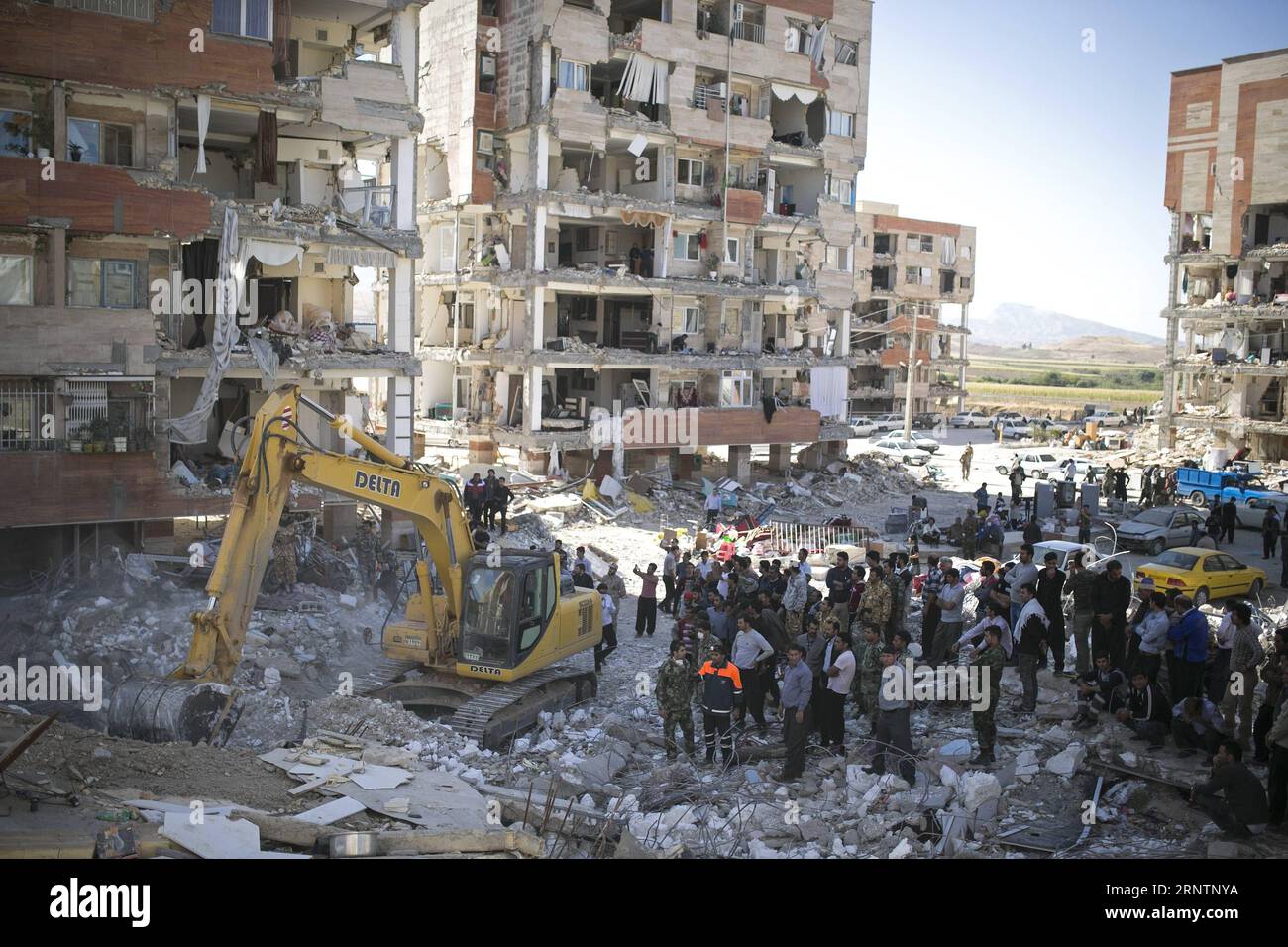 (171114) -- SARPOL-E ZAHAB, Nov. 14, 2017 -- Rescuers search for ...