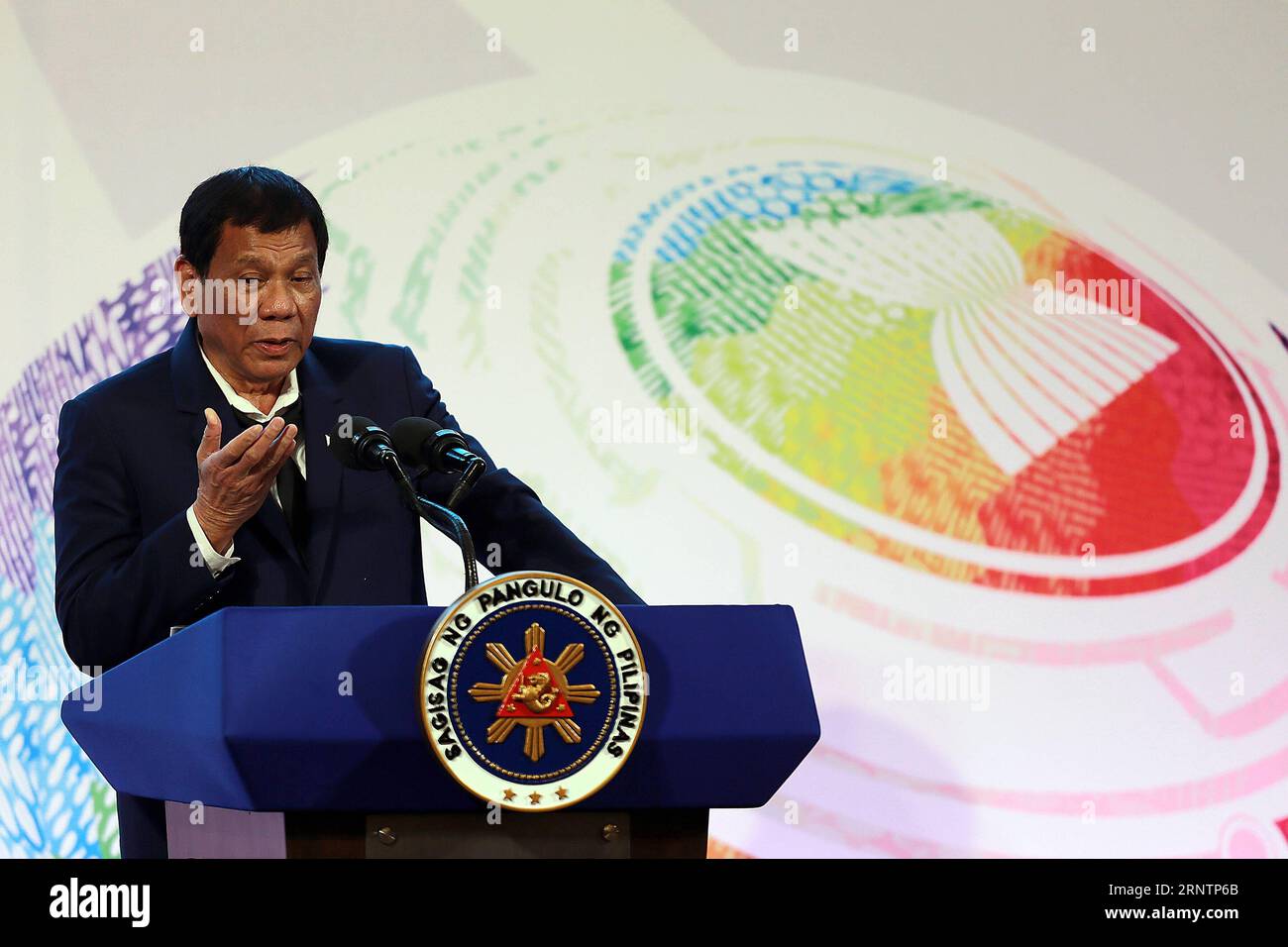 (171114) -- MANILA, Nov. 14, 2017 -- Philippine President Rodrigo ...