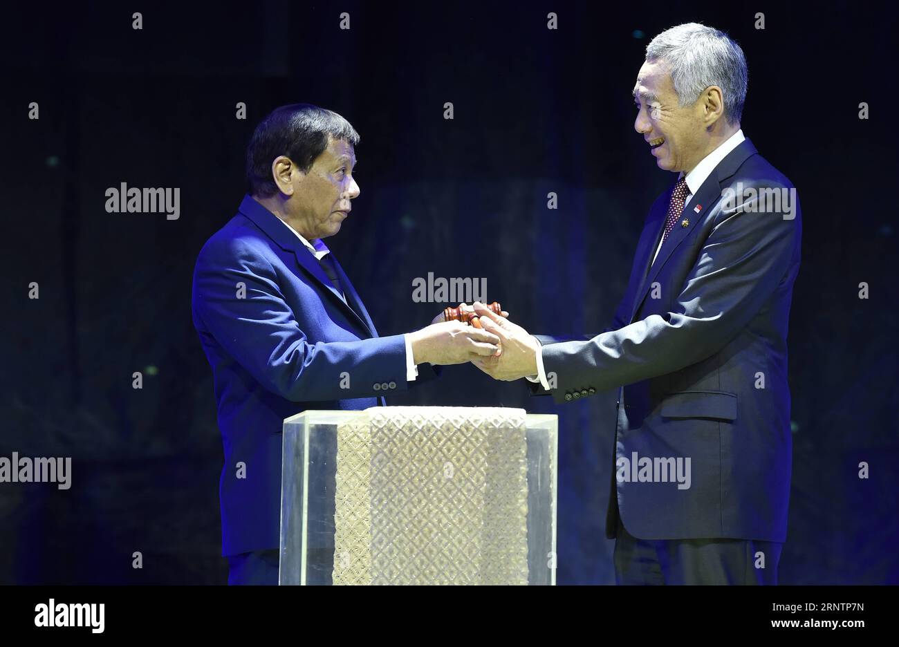 (171114) -- MANILA, Nov. 14, 2017 -- Philippine President Rodrigo ...