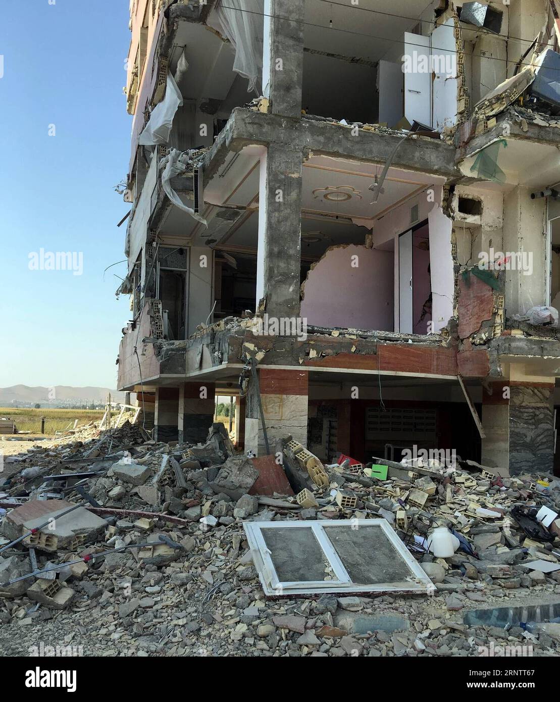 Buildings damaged by the earthquake hi-res stock photography and images ...