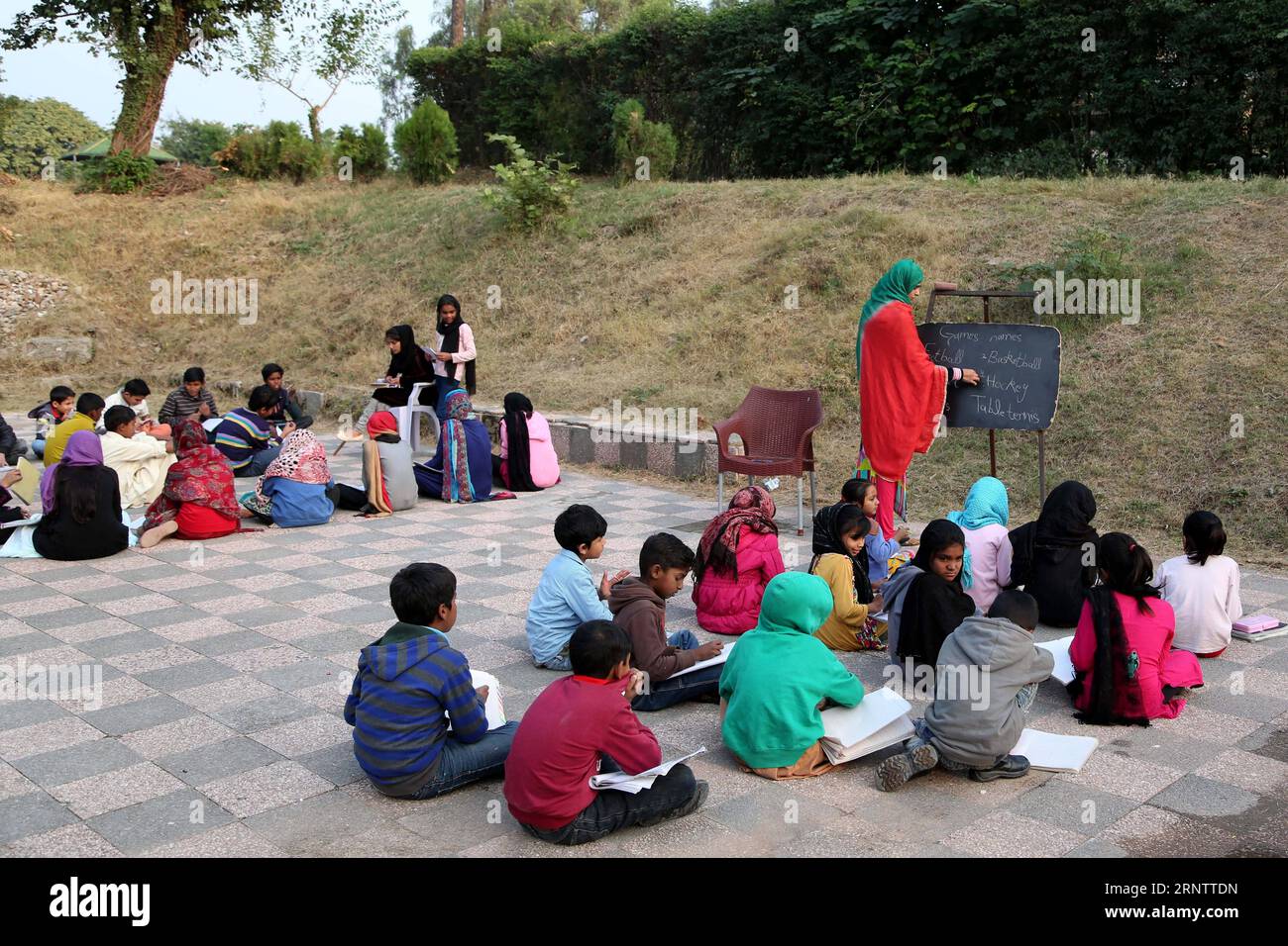 Pakistan students school class hi-res stock photography and images - Alamy