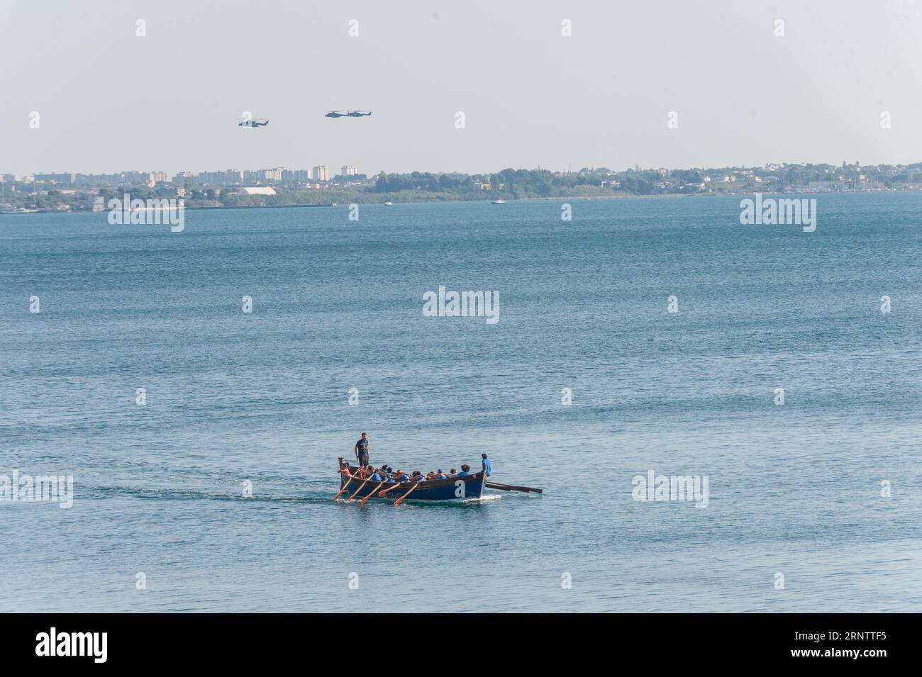 Traditional row boat training hi-res stock photography and images - Alamy