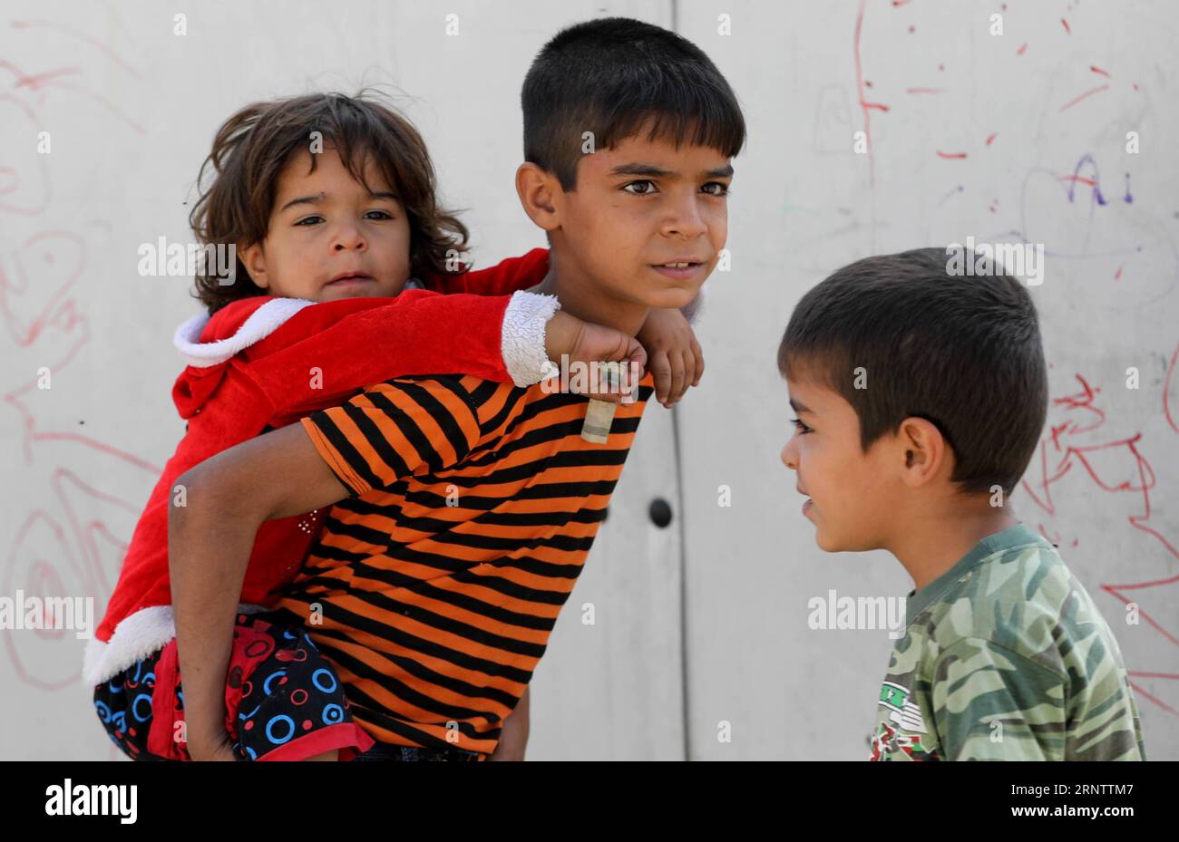 (171119) -- BAGHDAD, Nov. 19, 2017 -- Children play inside a camp in al ...