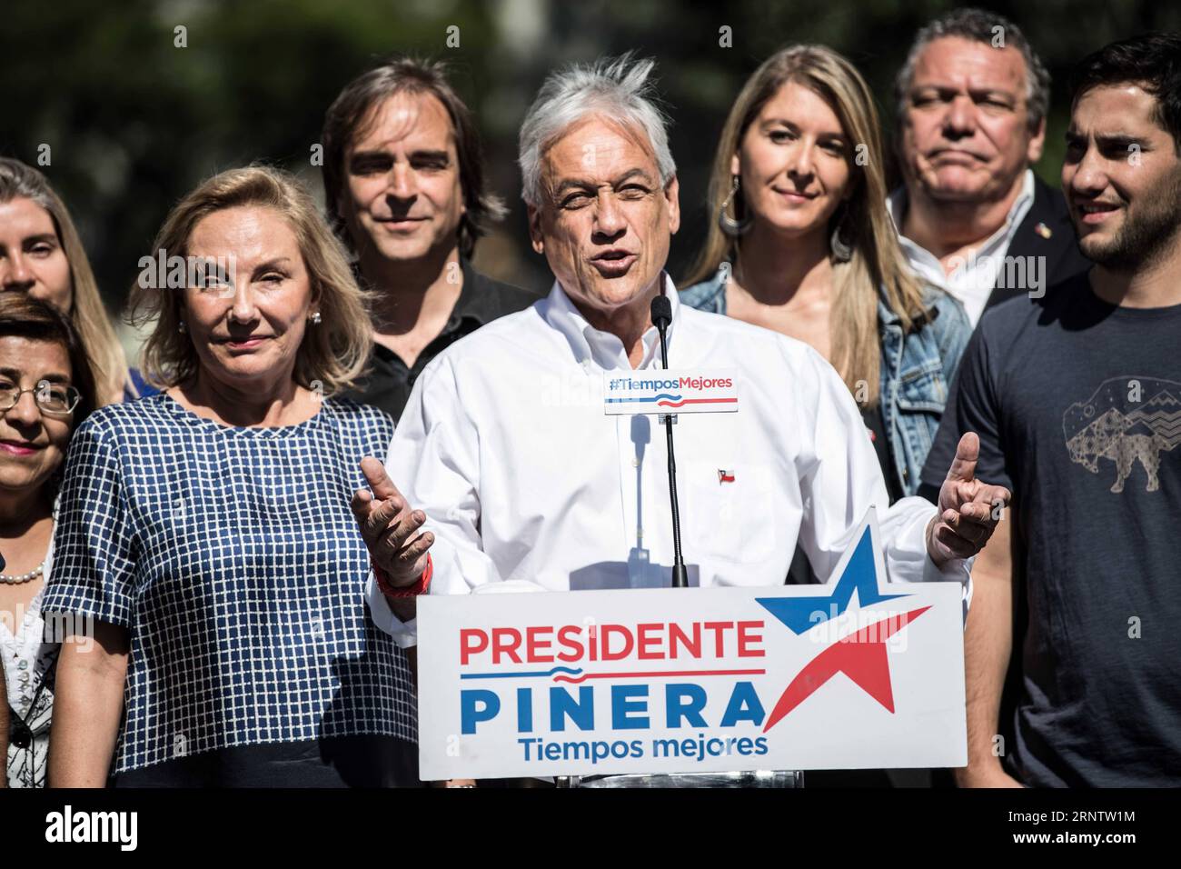 (171119) -- SANTIAGO, Nov. 19, 2017 -- Chile s opposition presidential candidate and former ...