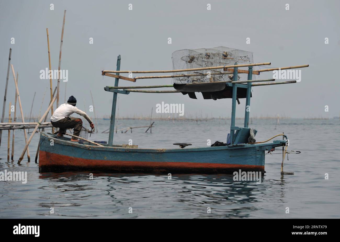 (171122) -- JAKARTA, Nov. 22, 2017 -- A fisherman uses traditonal wire ...