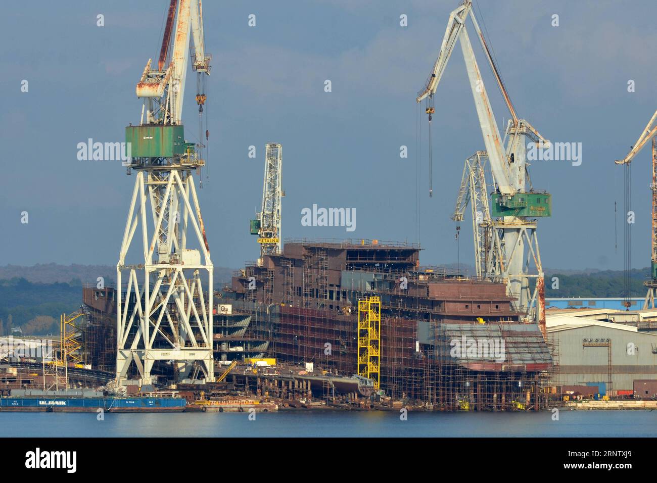 (171122) -- PULA (CROATIA), Nov. 22, 2017 -- Photo taken on Nov. 22 ...