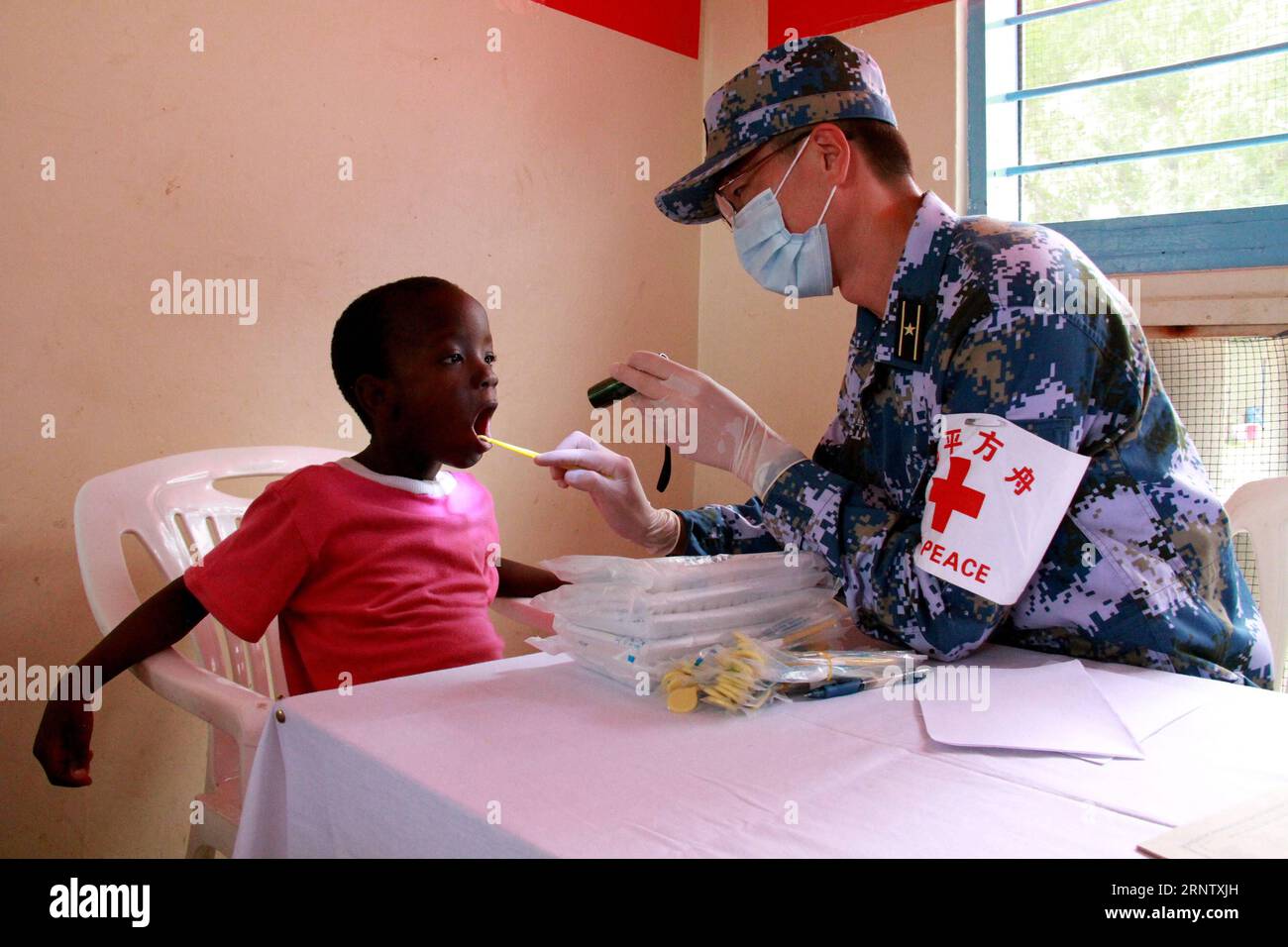 (171123) -- DAR ES SALAAM, Nov. 23, 2017 -- A doctor from the Chinese ...