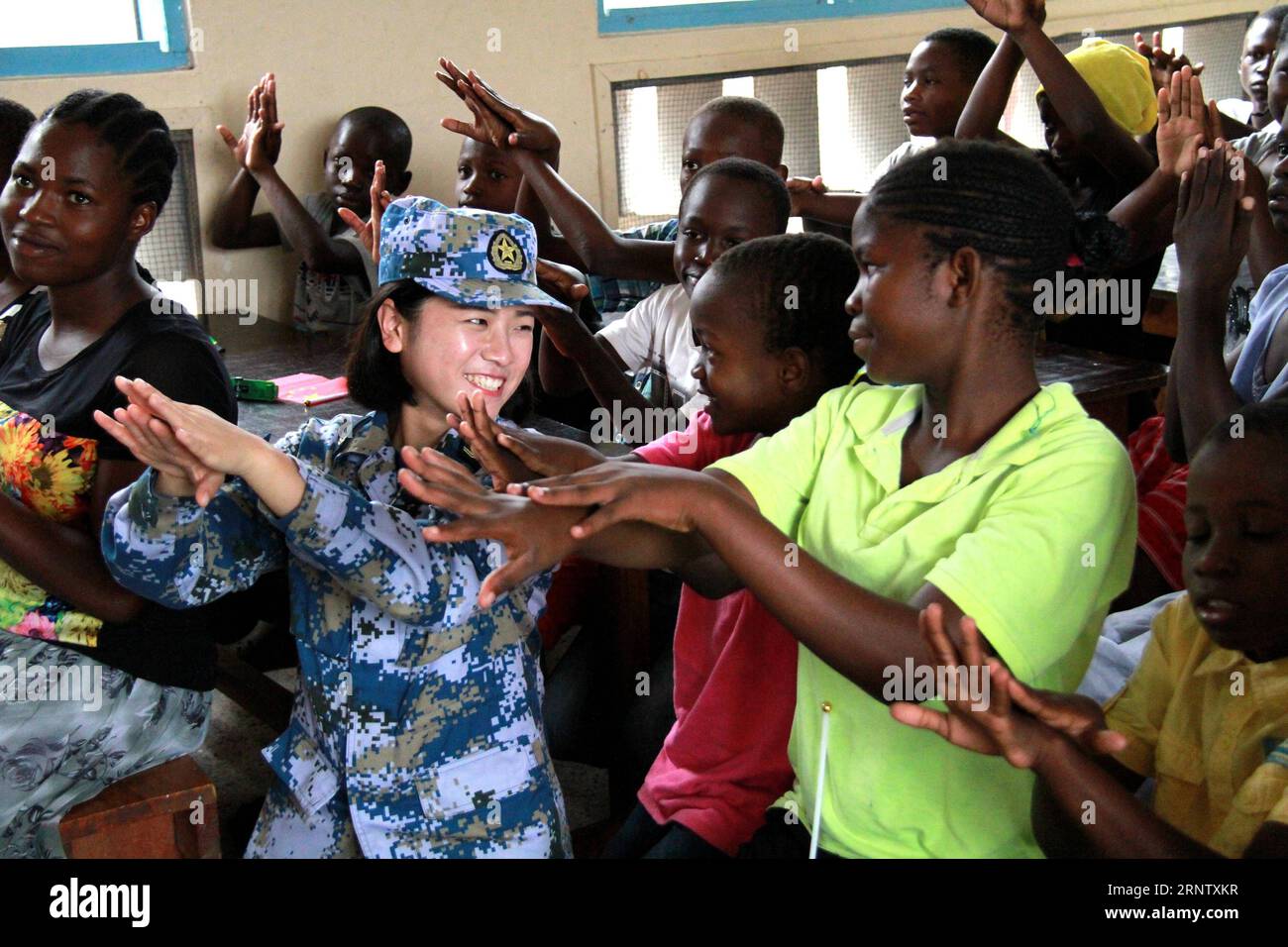 (171123) -- DAR ES SALAAM, Nov. 23, 2017 -- A doctor from the Chinese ...