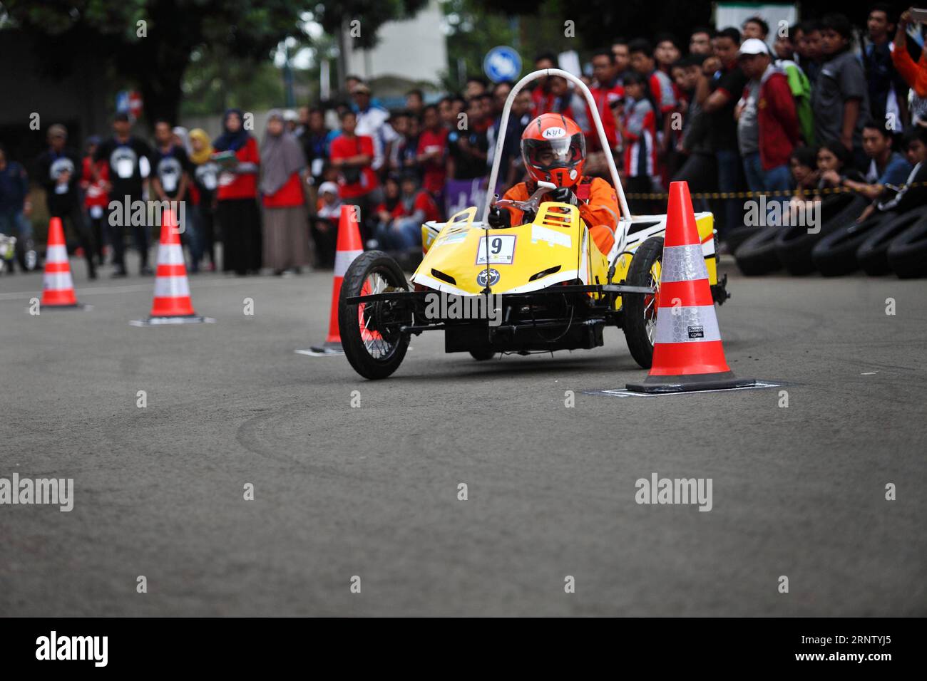 Car slalom hi-res stock photography and images - Alamy