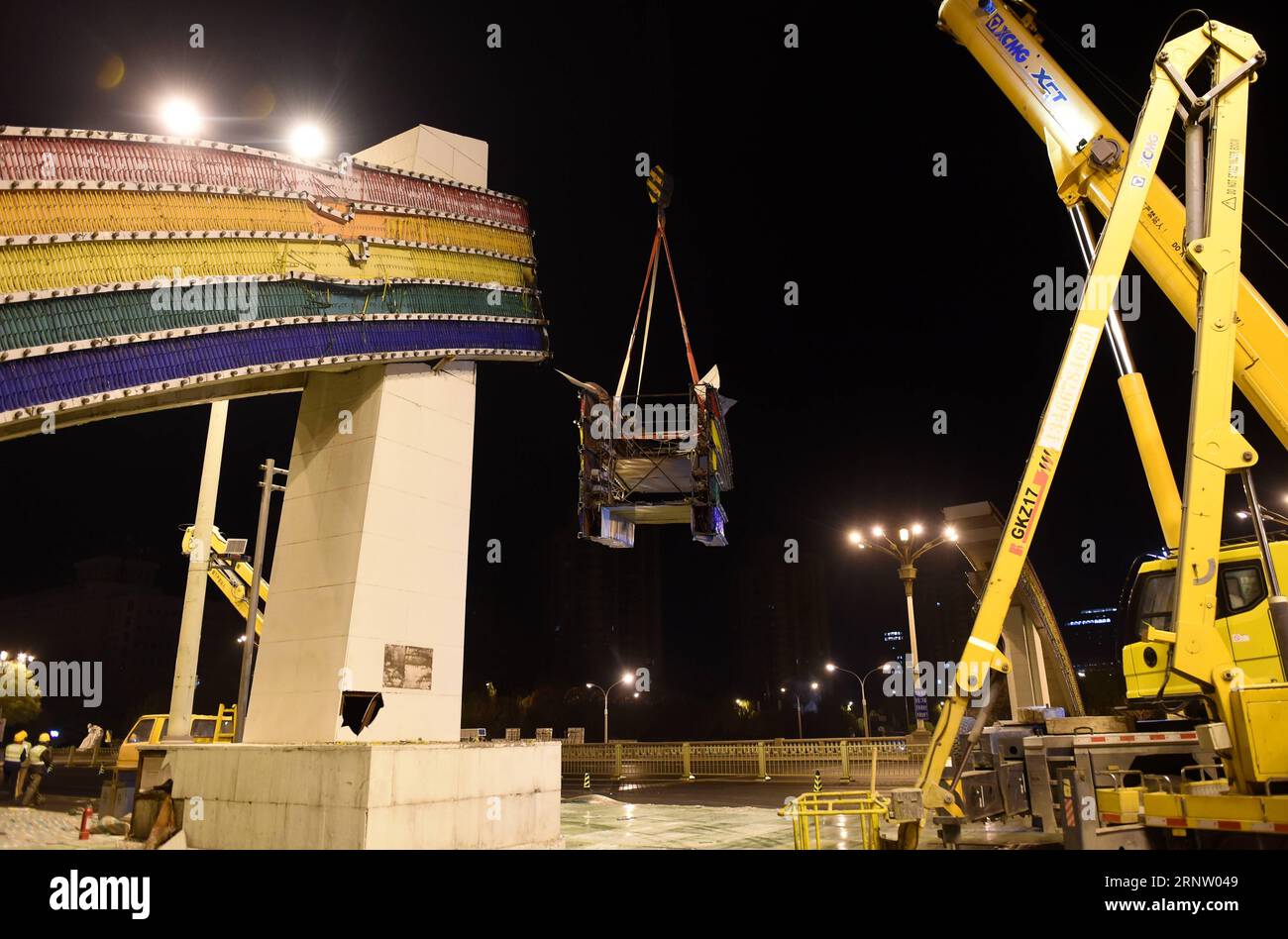 (171125) -- BEIJING, Nov. 25, 2017 -- Workers tear down a rainbow ...