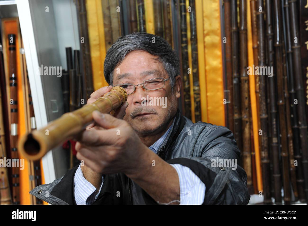 (171125) -- YUPING, Nov. 25, 2017 -- Expert Liu Zesong checks a bamboo ...