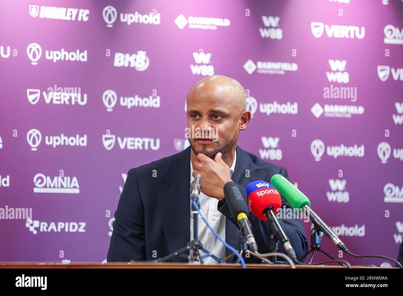 Vincent kompany burnley hi-res stock photography and images - Alamy
