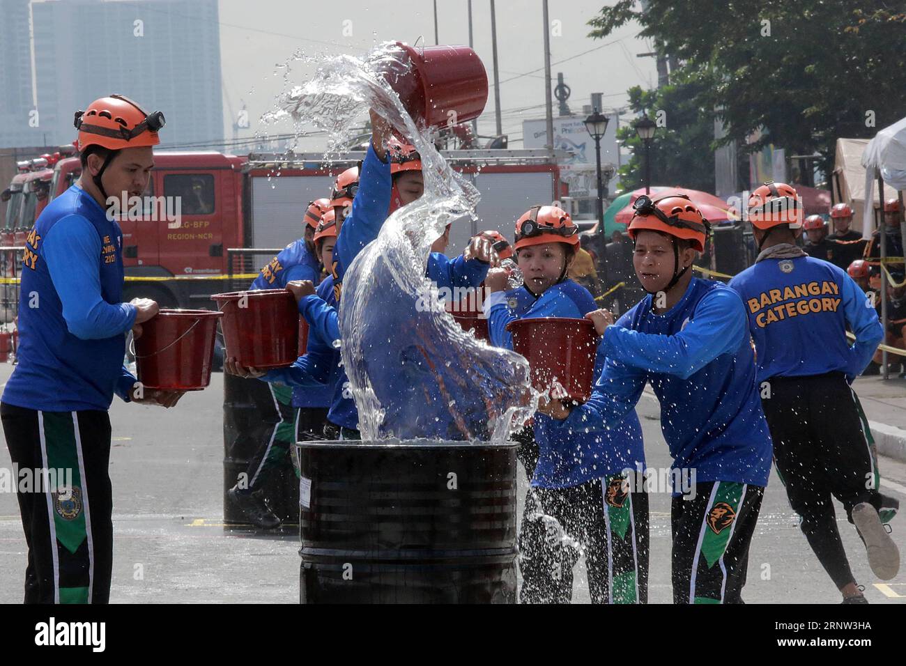 (171202) -- MANILA, Dec. 2, 2017 -- Firefighters compete in the water ...